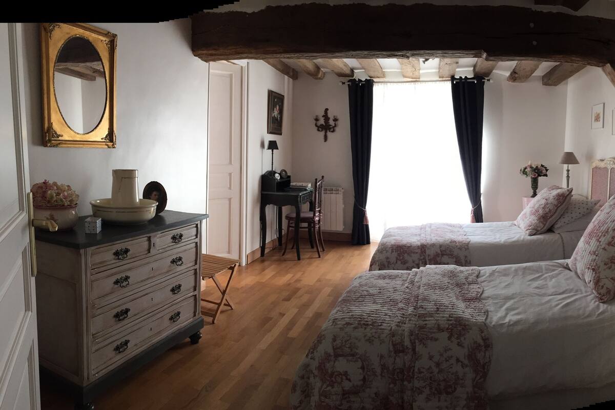Quarto casal ou duplo clássico | Roupas de cama premium, berços grátis, Wi-Fi de cortesia
