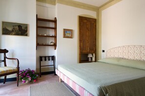 Cofre no quarto, secretária, quartos insonorizados, camas desdobráveis 