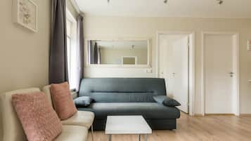 Apartamento, 2 quartos | Sala | Televisor LED de 30 polegadas com canais por cabo