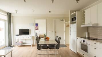 Apartamento Comfort, varanda | Cozinha privada | Um frigorífico, um micro-ondas, um forno, uma cafeteira/bule