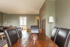 Apartamento superior, 2 quartos | Cortinas blackout, berços grátis, Wi-Fi de cortesia, roupa de cama