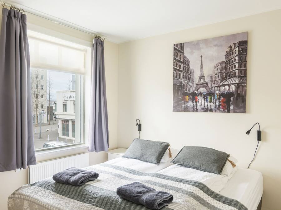 Apartamento, 2 quartos | Cortinas blackout, berços grátis, Wi-Fi de cortesia, roupa de cama