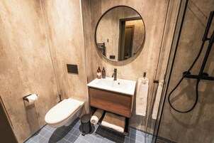 Quarto Individual, casa de banho privativa | Casa de banho | Um secador de cabelo, toalhas fornecidas, sabão, champô 