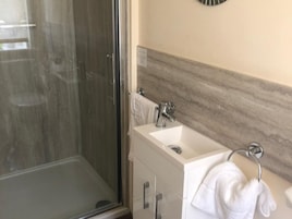 Banheiro | Chuveiro, secador de cabelo, toalhas de banho