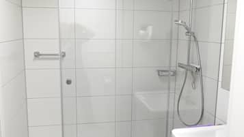 Apartamento, 1 quarto, kitchenette, vista para o mar | Duche na casa de banho