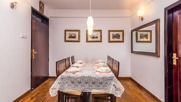Apartamento família, 2 quartos | Opções para refeição no quarto