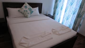 Apartamento família, 2 quartos | 2 quartos, roupas de cama premium, escrivaninha
