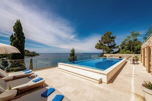 Piscina externa sazonal, guarda-s óis, espreguiçadeiras