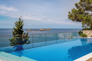 Piscina exterior sazonal, guarda-sóis, espreguiçadeiras