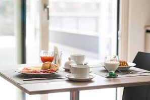 Um frigorífico, um micro-ondas, uma placa de cozinha