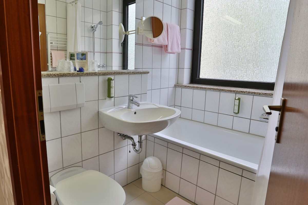 Casa de banho | Um polibã, artigos de higiene pessoal grátis, um secador de cabelo 