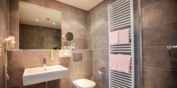 Chuveiro, produtos de toalete grátis, secador de cabelo 