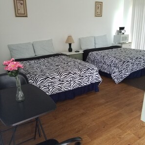 Quarto quádruplo standard, 2 camas de casal, para não fumantes | Individualmente mobiliados, escrivaninha, Wi-Fi de cortesia