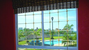 Apartamento Familiar, 2 quartos, junto à piscina | Vista do quarto