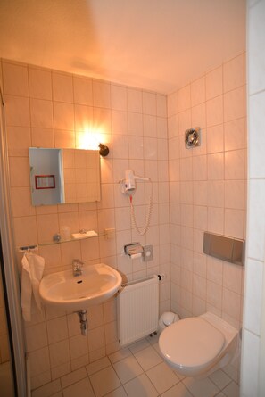Quarto solteiro standard | Banheiro | Chuveiro, produtos de toalete grátis