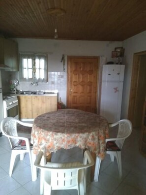 Apartamento, 2 quartos, terraço | Opções para refeição no quarto