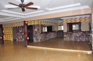 Casa Premier | Sala de estar | Televisor LED de 42 polegadas com canais por cabo, televisor 