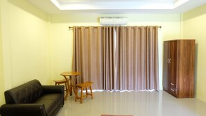 Standard Double Room  | Área de estar | TV de tela plana