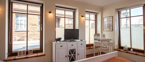 Apartamento Comfort, Vista para a cidade (incl. 79€ cleaning fee) | Sala de estar | TV de ecrã plano
