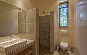 Villa de Luxo (4 Suites Luxe) | Casa de banho | Uma banheira de imersão total, um chuveiro fixo 