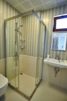 Apartamento, vista para o jardim | Banheiro | Chuveiro, toalhas de banho