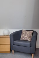 Roupas de cama premium, escrivaninha, quartos à prova de som