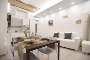 Apartamento, 1 quarto | Sala de estar | TV de ecrã plano 
