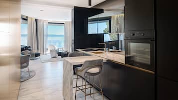 Suíte luxo, 2 quartos, vista para o mar | Roupas de cama premium, edredons de pluma, cofres nos quartos