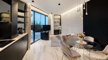Suíte executiva, 1 cama King, vista parcial para o mar | Roupas de cama premium, edredons de pluma, cofres nos quartos