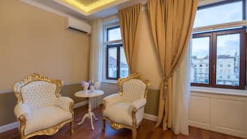 Quarto casal superluxo, vista para a cidade | Roupas de cama antialérgicas, frigobar, cofres nos quartos, escrivaninha