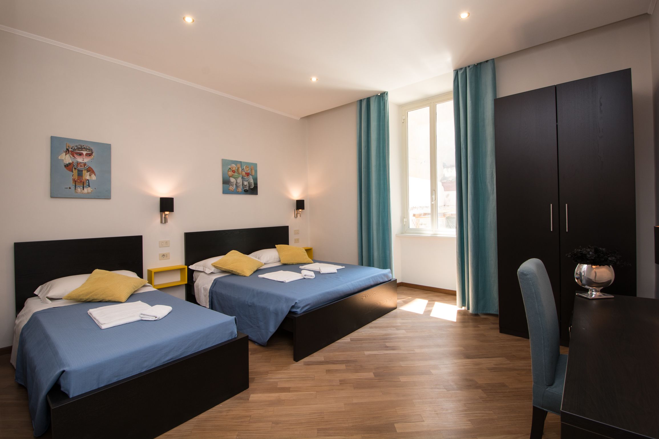 Quarto triplo conforto, suíte | Ferros/tábuas de passar roupa, Wi-Fi de cortesia