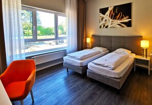 Roupas de cama antialérgicas, cofres nos quartos, escrivaninha