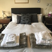 Cortinas/cortinados opacos, Wi-fi grátis, roupa de cama fornecida 