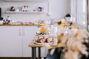 Café da manhã com buffet grátis todos os dias
