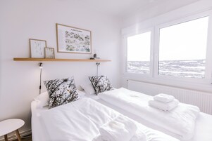 Quarto casal ou duplo, banheiro privativo | Cortinas blackout, berços grátis, Wi-Fi de cortesia, roupa de cama