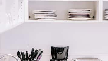 Um frigorífico, um micro-ondas, um forno, uma placa de cozinha