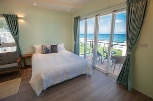 Quarto panorâmico, várias camas, para não fumantes, vista para o oceano | Cortinas blackout, Wi-Fi de cortesia