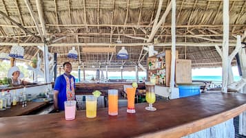 4 bares/lounges, bar ao lado da piscina