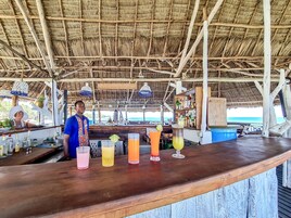 4 bares/lounges, bar ao lado da piscina