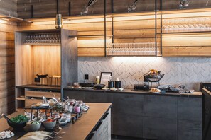 Pequeno-almoço tipo buffet diário mediante uma taxa 