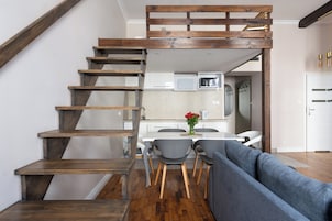 Apartamento Deluxe | Kitchenette privada | Um frigorífico, um micro-ondas, uma placa de cozinha 