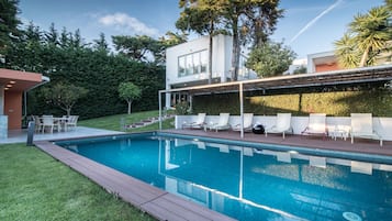 Piscina externa, guarda-sóis, espreguiçadeiras