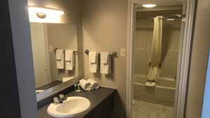 Suíte standard, várias camas | Banheiro | Produtos de toalete grátis, secador de cabelo (mediante solicitação)