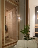 Villa Deluxe | Casa de banho | Um secador de cabelo, roupões, um bidé, toalhas fornecidas 