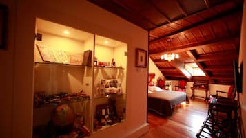 Suite | Minibar, cofre no quarto, secretária, cortinas/cortinados opacos