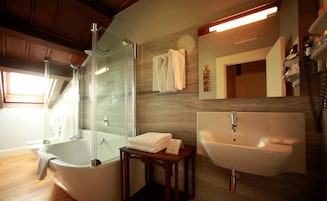 Quarto casal superior | Banheiro | Produtos de toalete grátis, secador de cabelo, roupões de banho, bidê
