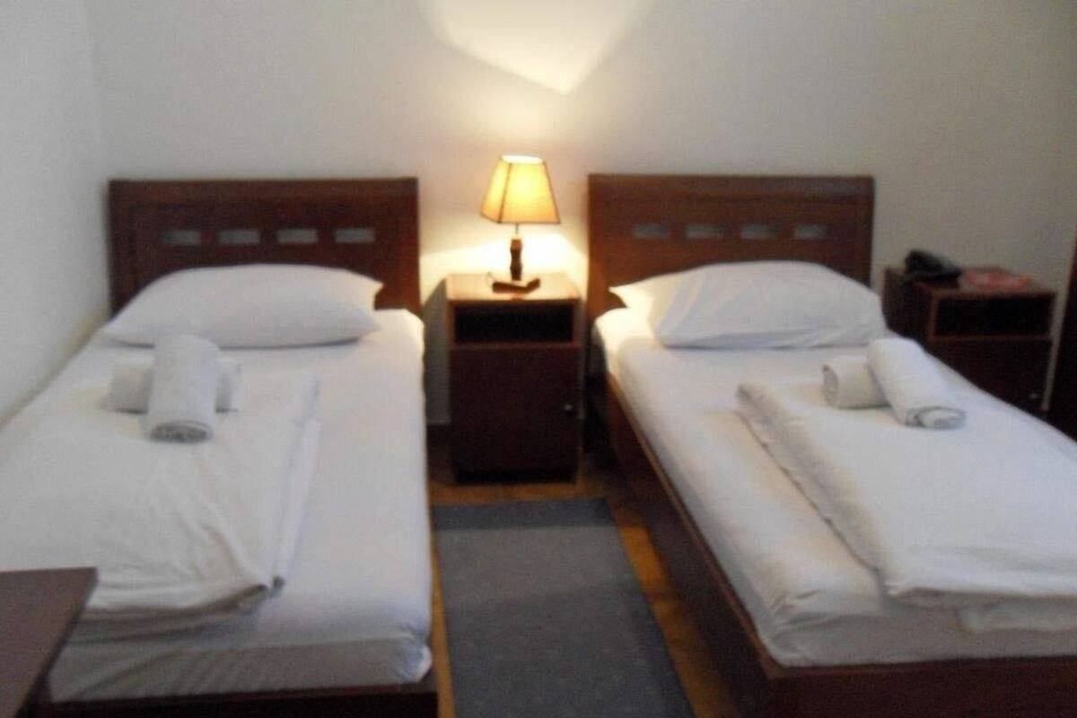 Quarto duplo | Roupas de cama premium, frigobar, cofres nos quartos, escrivaninha