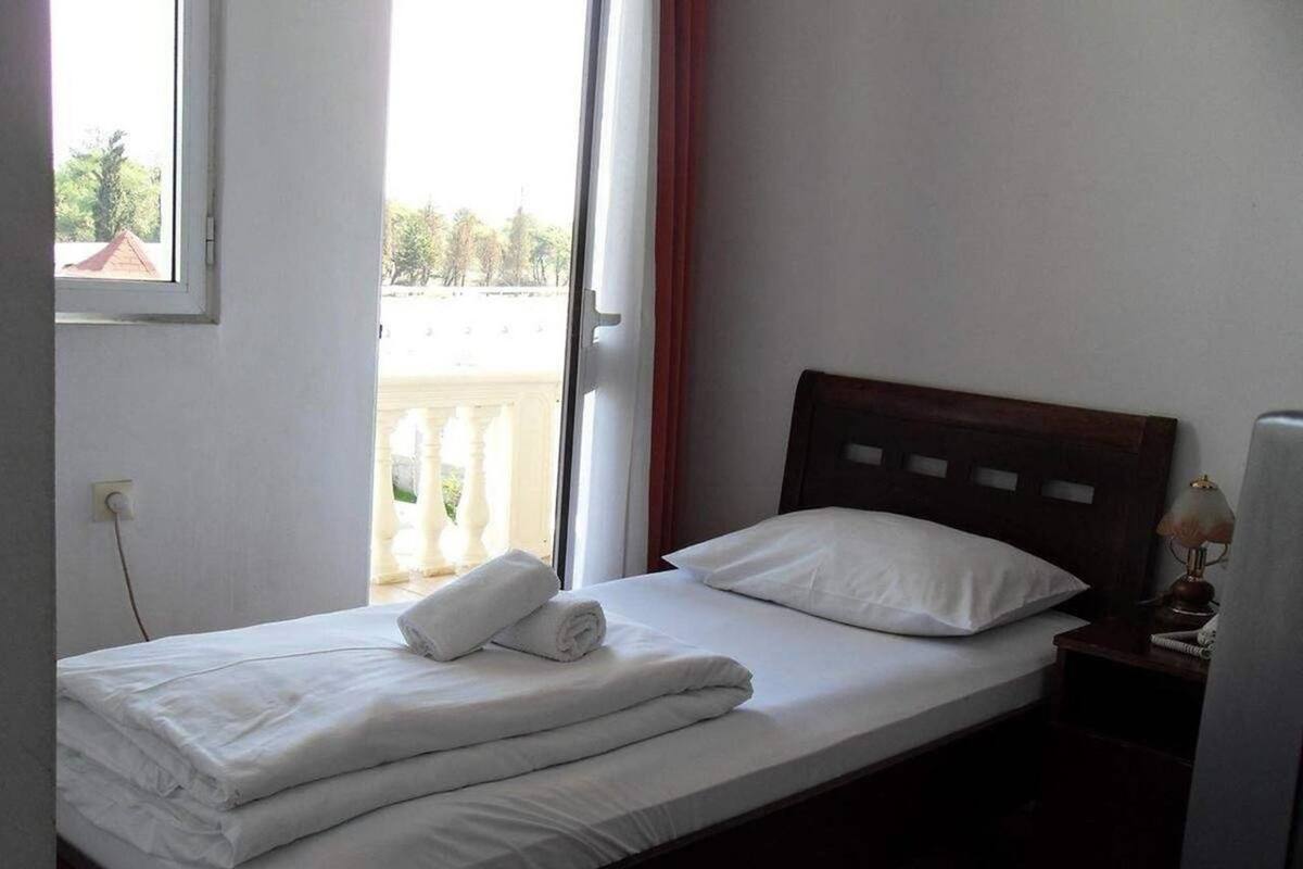 Quarto solteiro clássico | Roupas de cama premium, frigobar, cofres nos quartos, escrivaninha