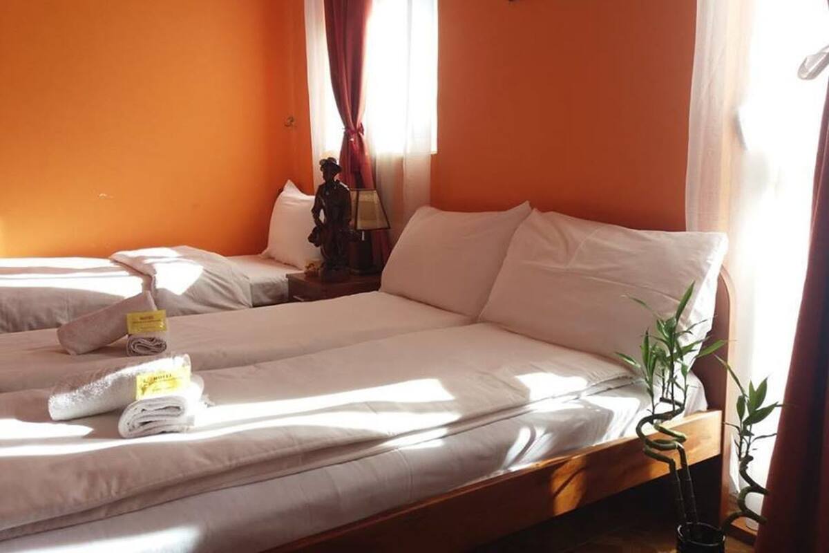 Roupas de cama premium, frigobar, cofres nos quartos, escrivaninha