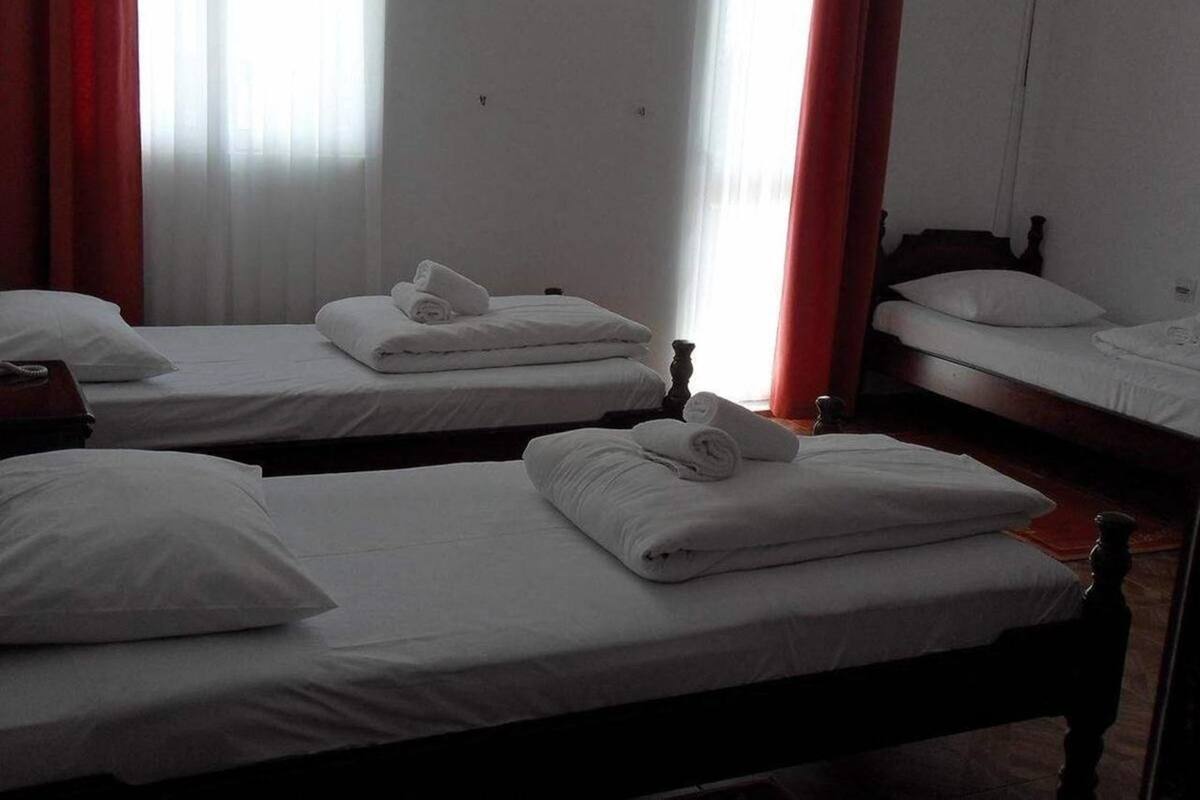 Roupas de cama premium, frigobar, cofres nos quartos, escrivaninha